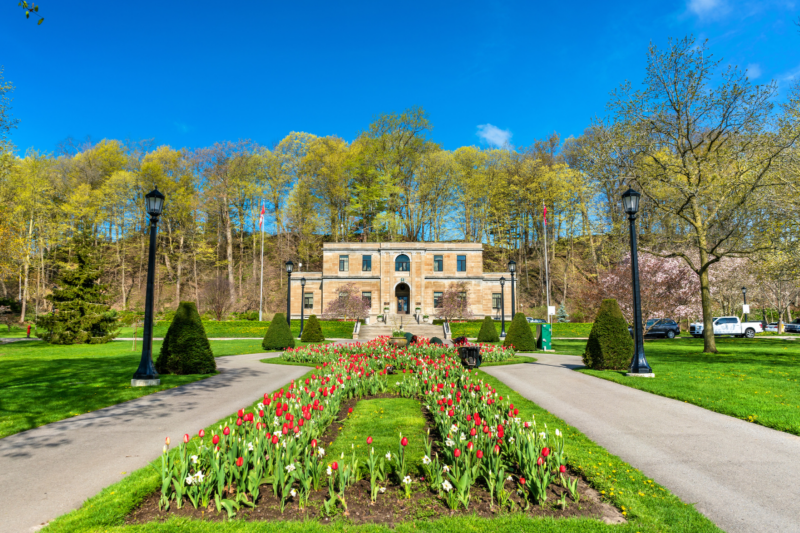 Where to See the Spring Blooms in Niagara Falls (2023!)
